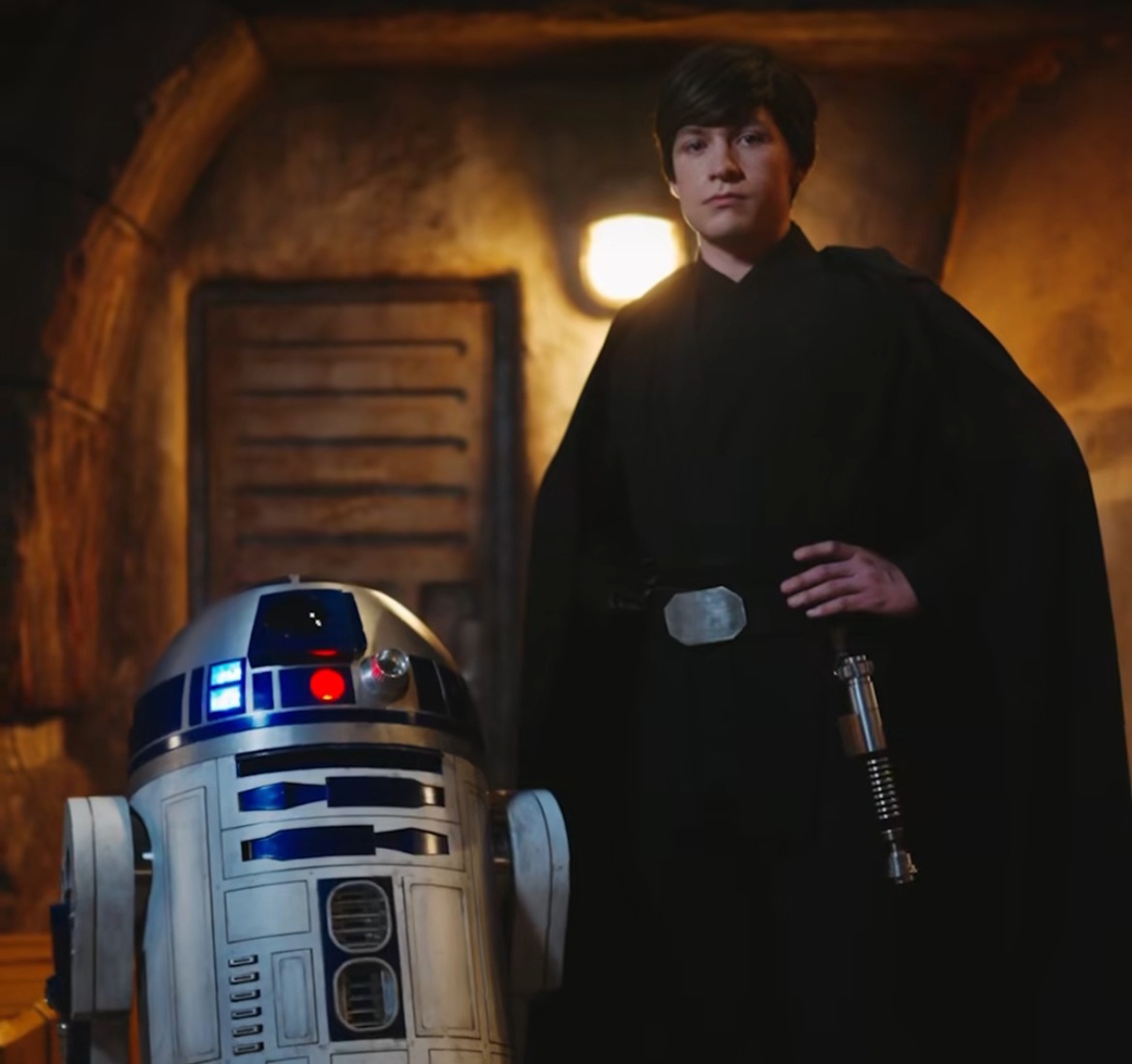 Luke Skywalker arrives on Batuu | Disney Mouseketeer